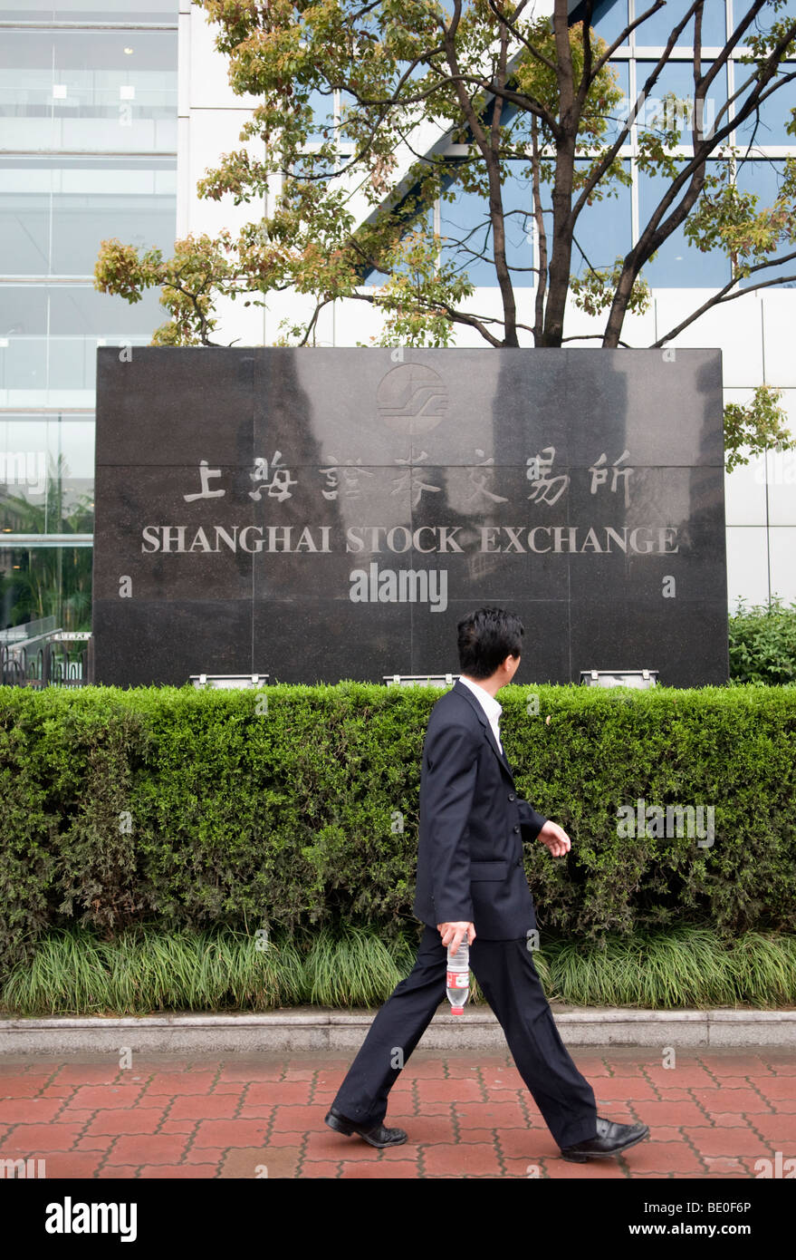 Shanghai stock exchange trader hi-res stock photography and images - Alamy