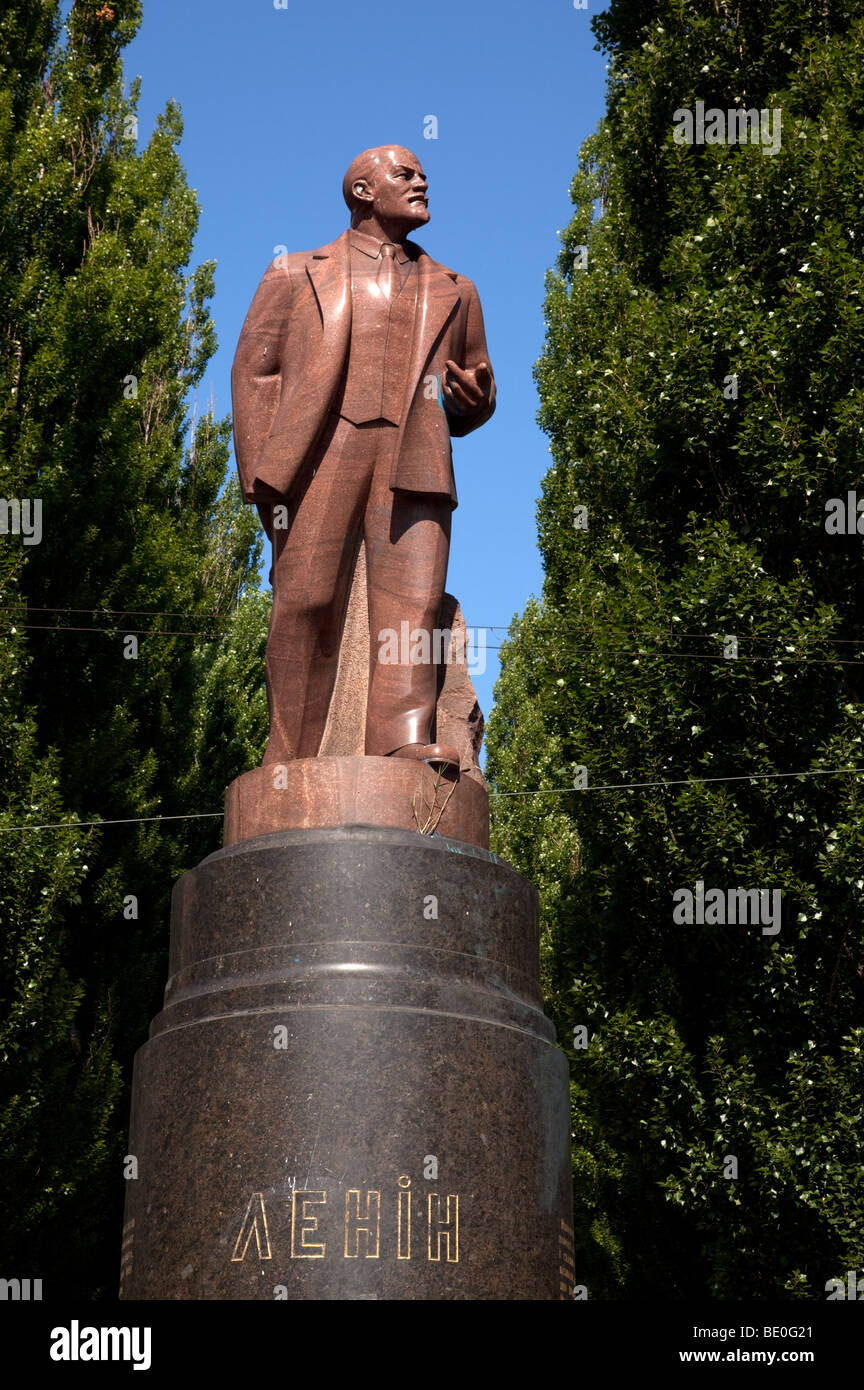 Lenin statue just off Khreschatyk Street in Kiev. In the 1930s it won ...
