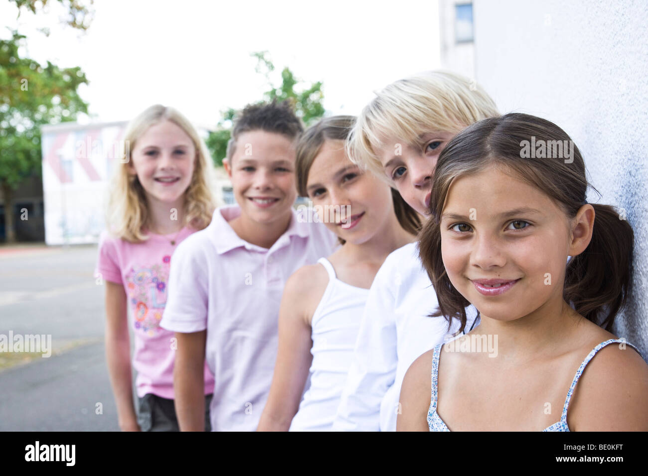 Group five teen children standing hi-res stock photography and images ...