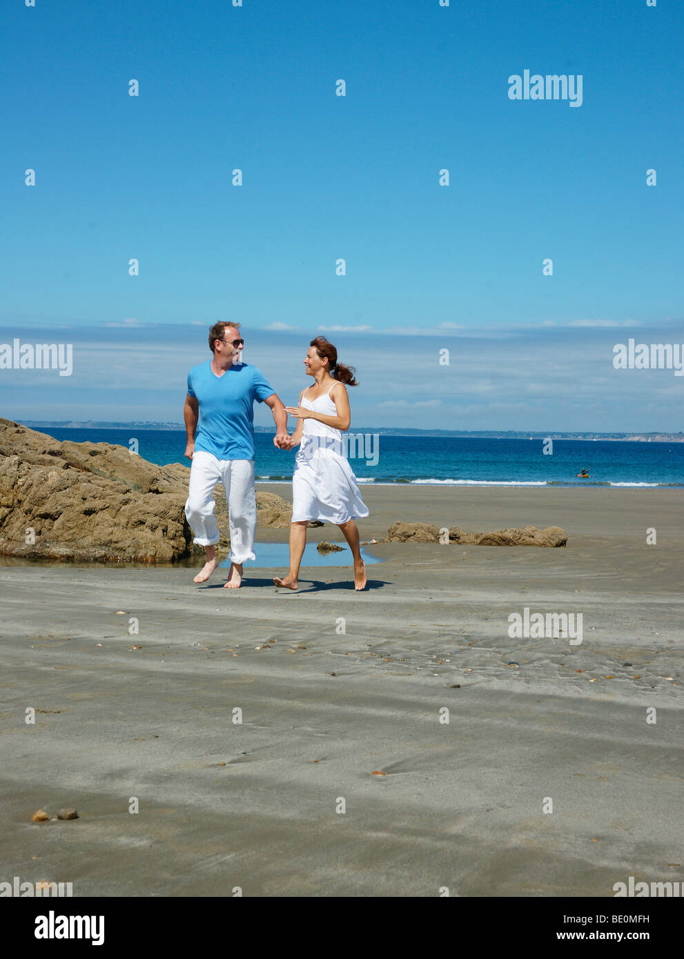 Two adult couples talking beach hi-res stock photography and images - Alamy