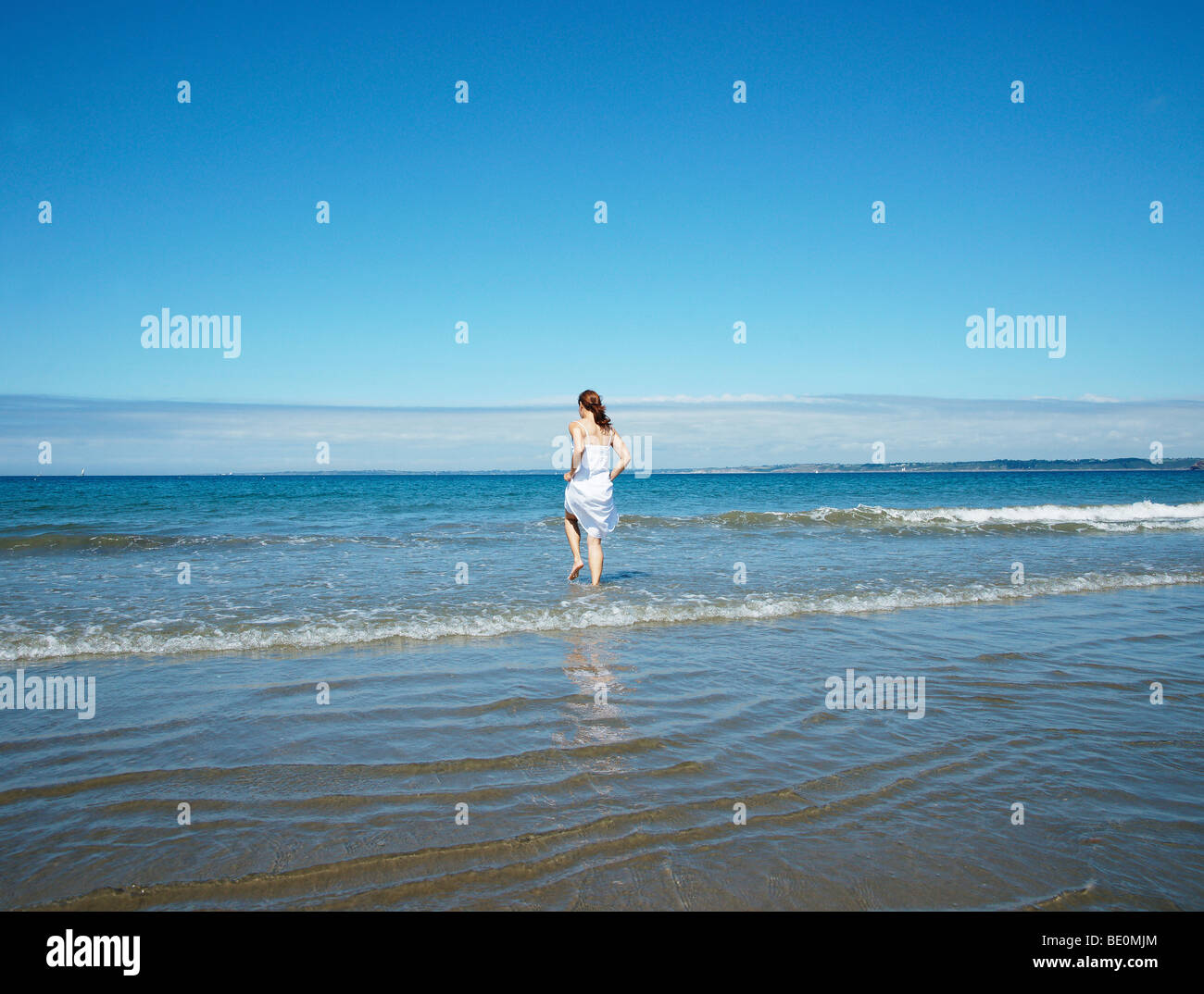 Alte frau am strand hi-res stock photography and images - Alamy