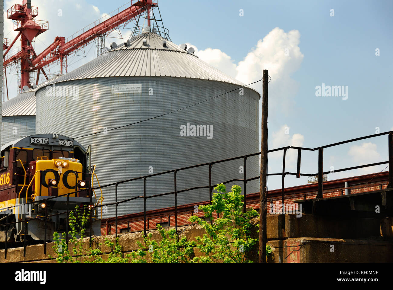 train engine in front of grain silo Stock Photo - Alamy