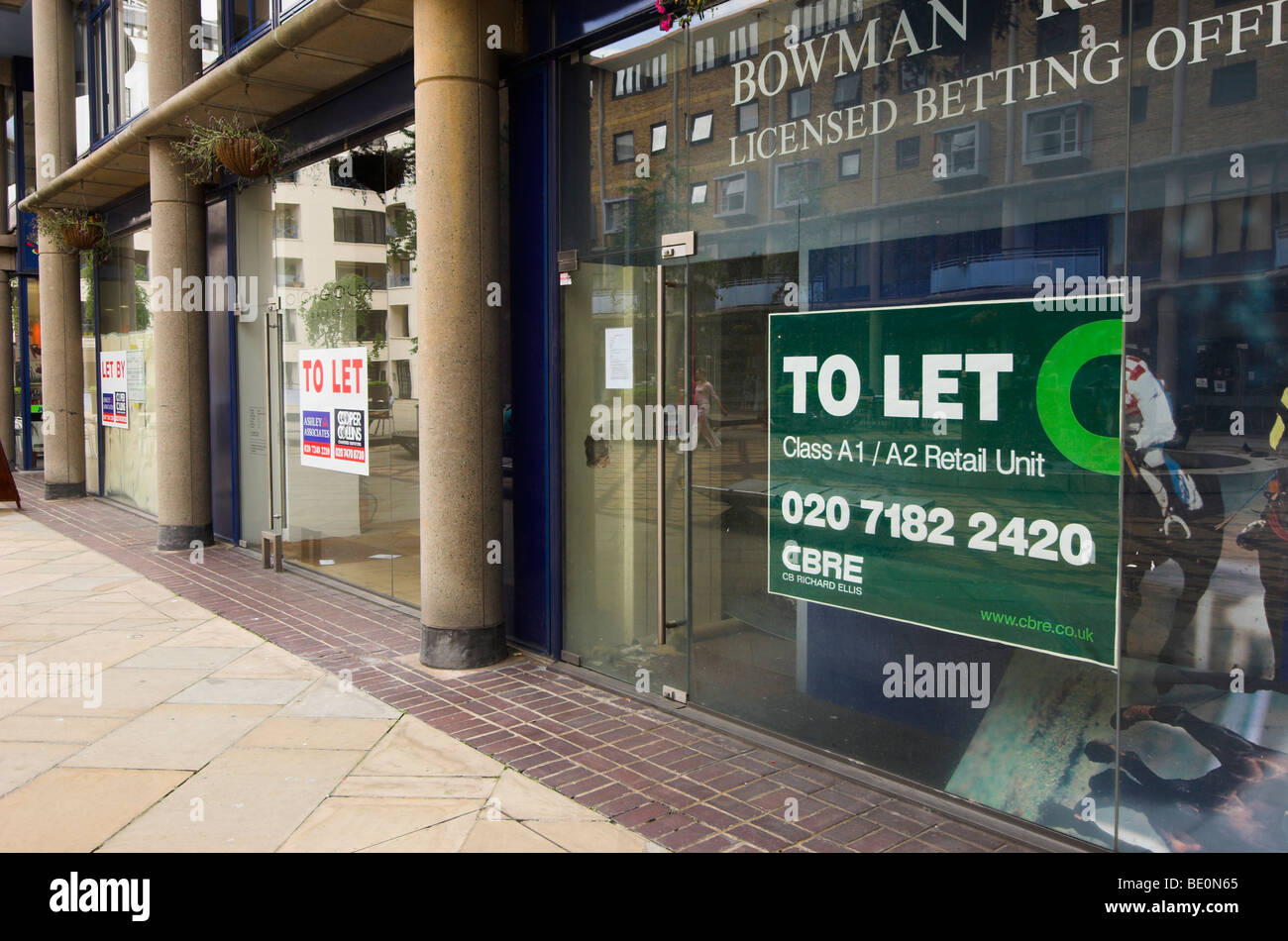 Empty retail store let london hi-res stock photography and images - Alamy