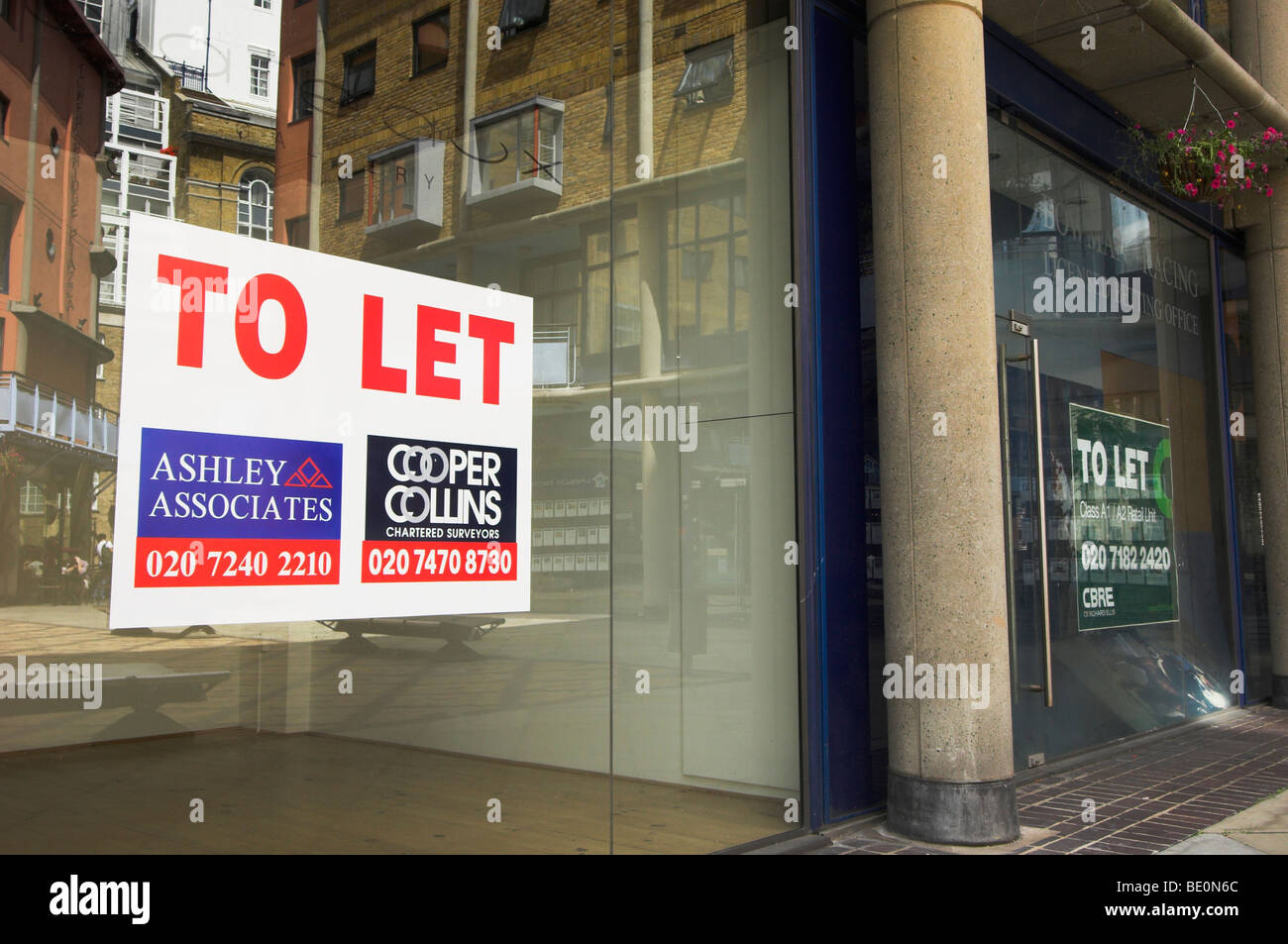 Retail space lease sign hi-res stock photography and images - Alamy