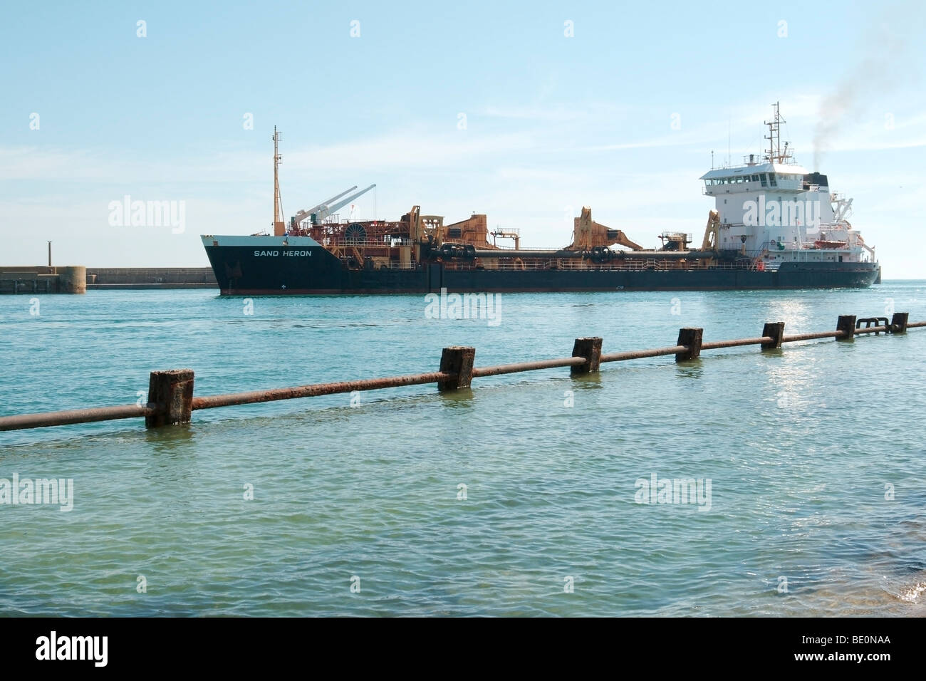 A large gravel carrying ship enters Shoreham Harbour Stock Photo - Alamy
