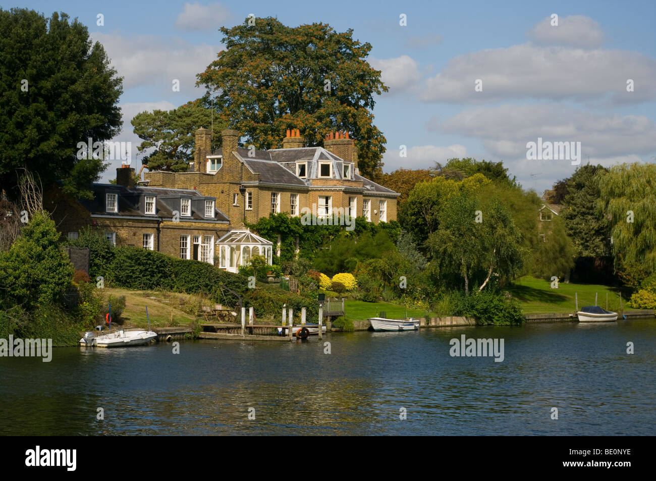 Riverside mansion house hi-res stock photography and images - Alamy