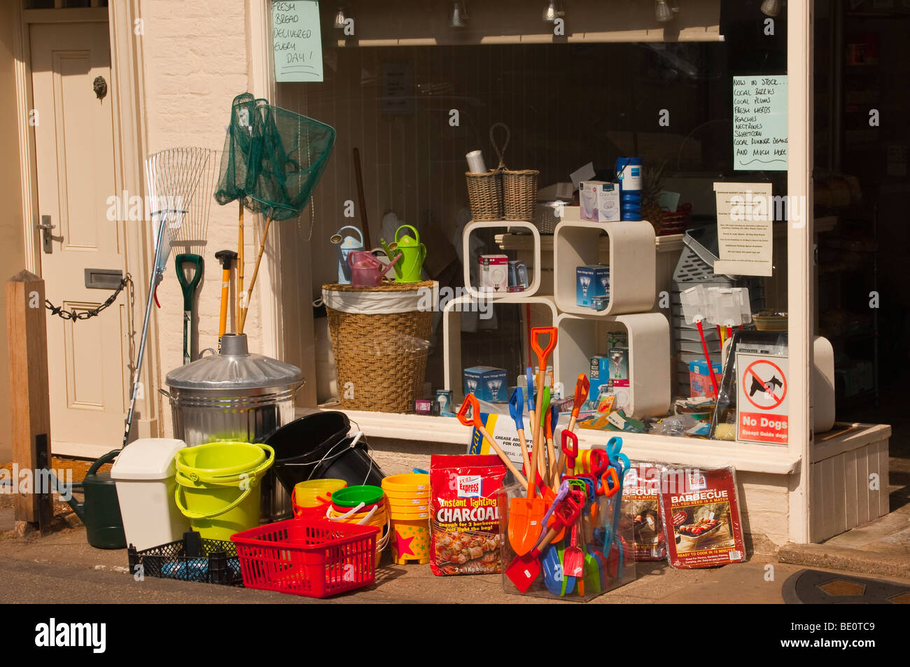 Hardware stores uk hi-res stock photography and images - Alamy