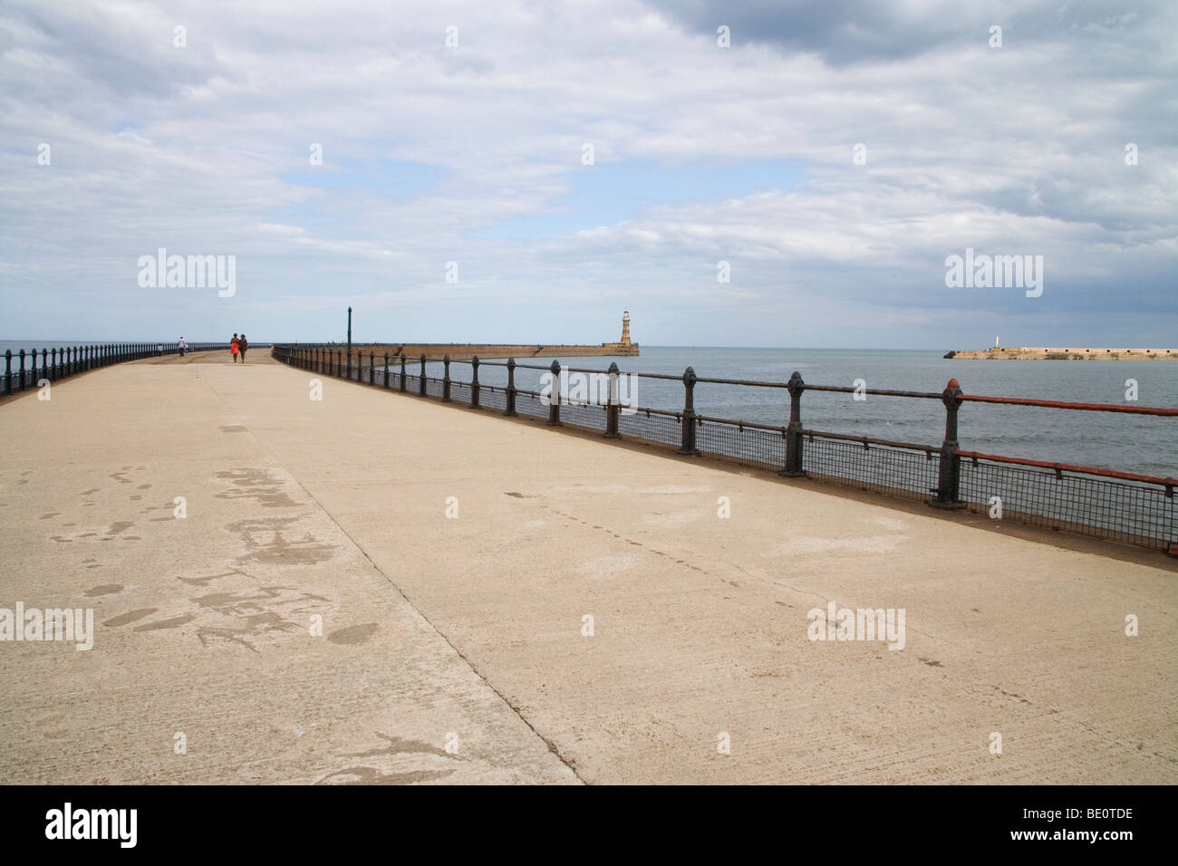 Roker pier lighthouse curved hi-res stock photography and images - Alamy
