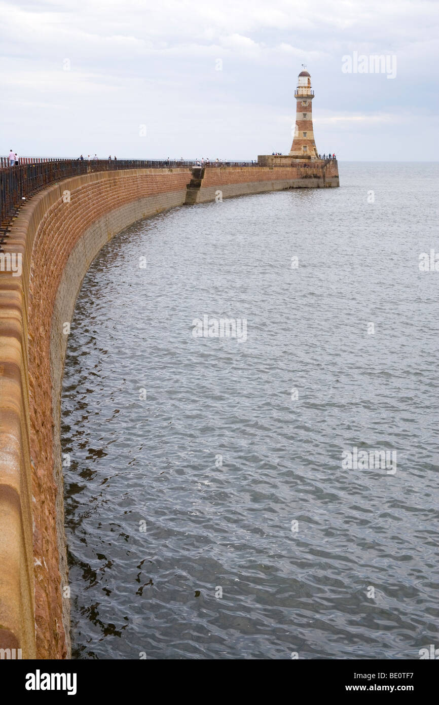 Roker pier lighthouse curved hi-res stock photography and images - Alamy