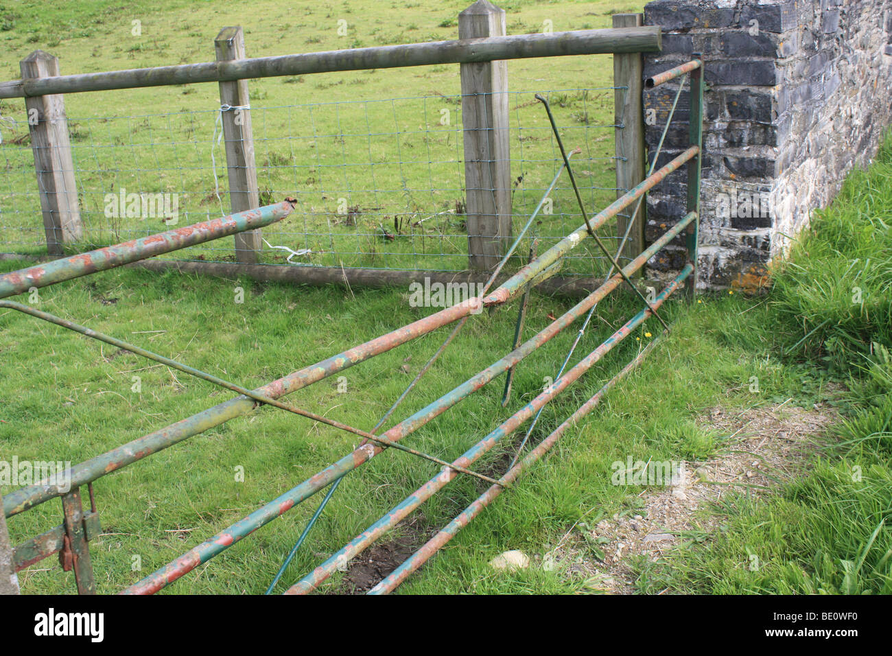 Broken iron gate hi-res stock photography and images - Alamy