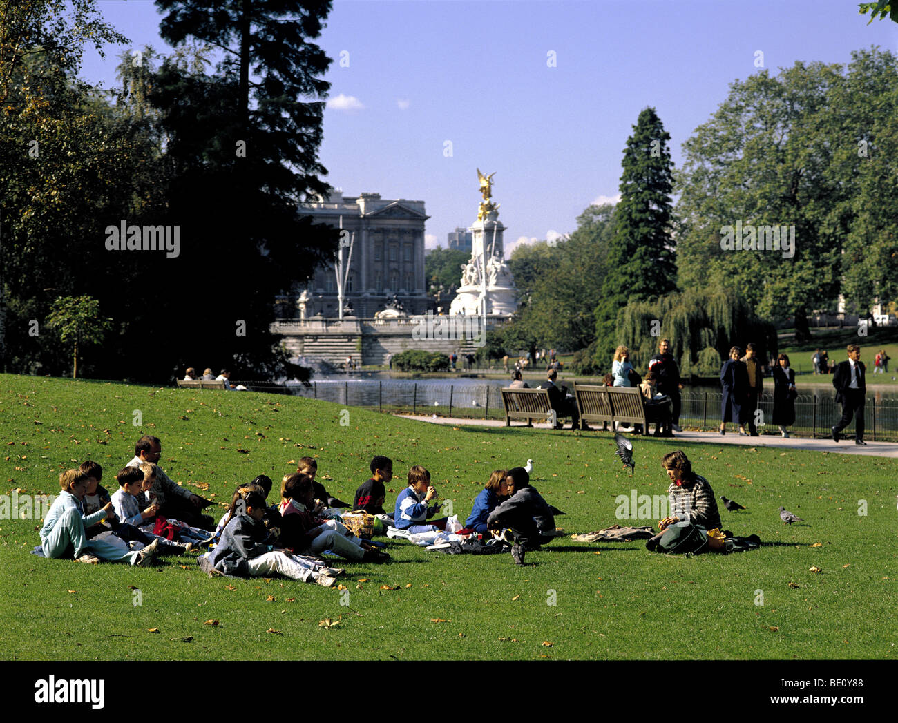 Buckingham palace side view hi-res stock photography and images - Alamy