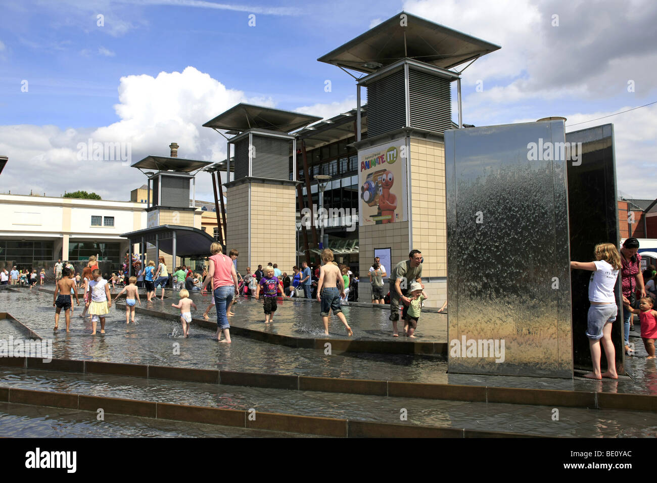 Kids playing paddling pool hi-res stock photography and images - Alamy