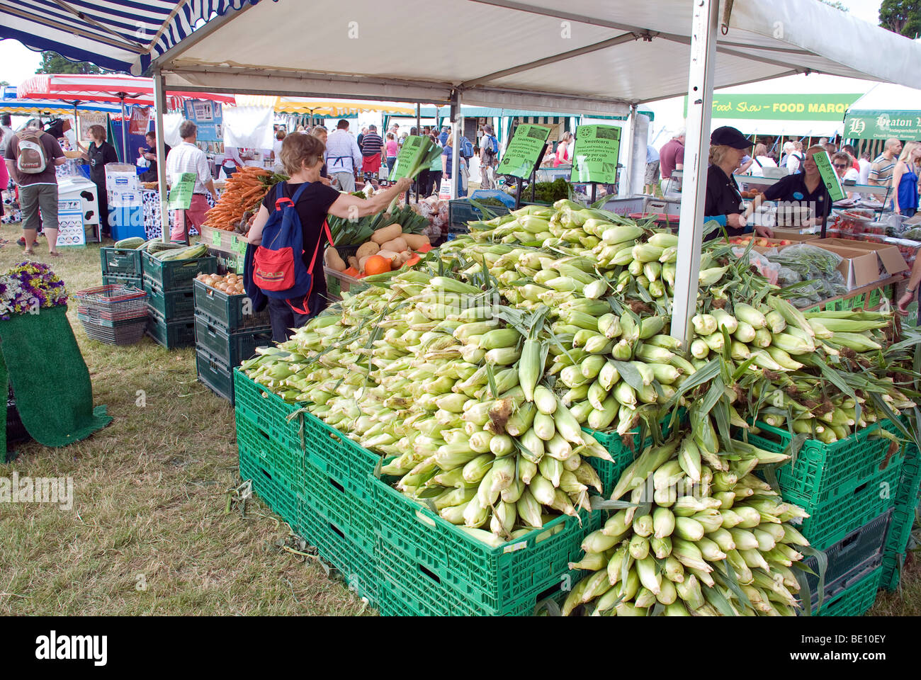 woman buying organic vegetables Stock Photo - Alamy