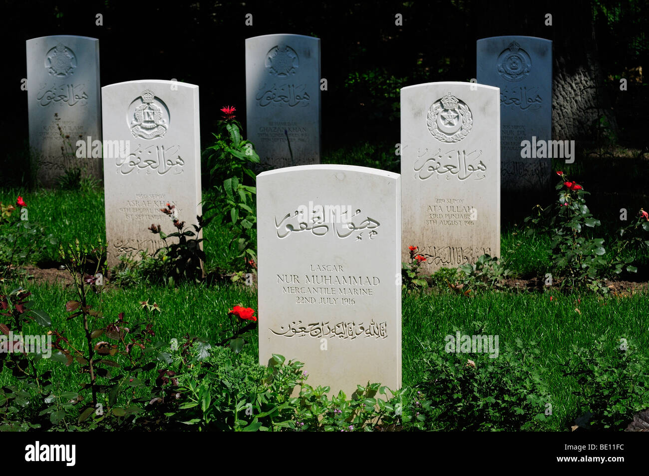 Line of headstones of Muslim and Hindu Commonwealth soldiers in ...