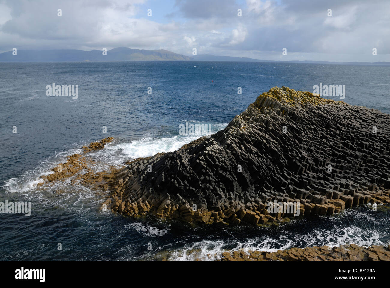 Rock formations on scottish coast hi-res stock photography and images ...