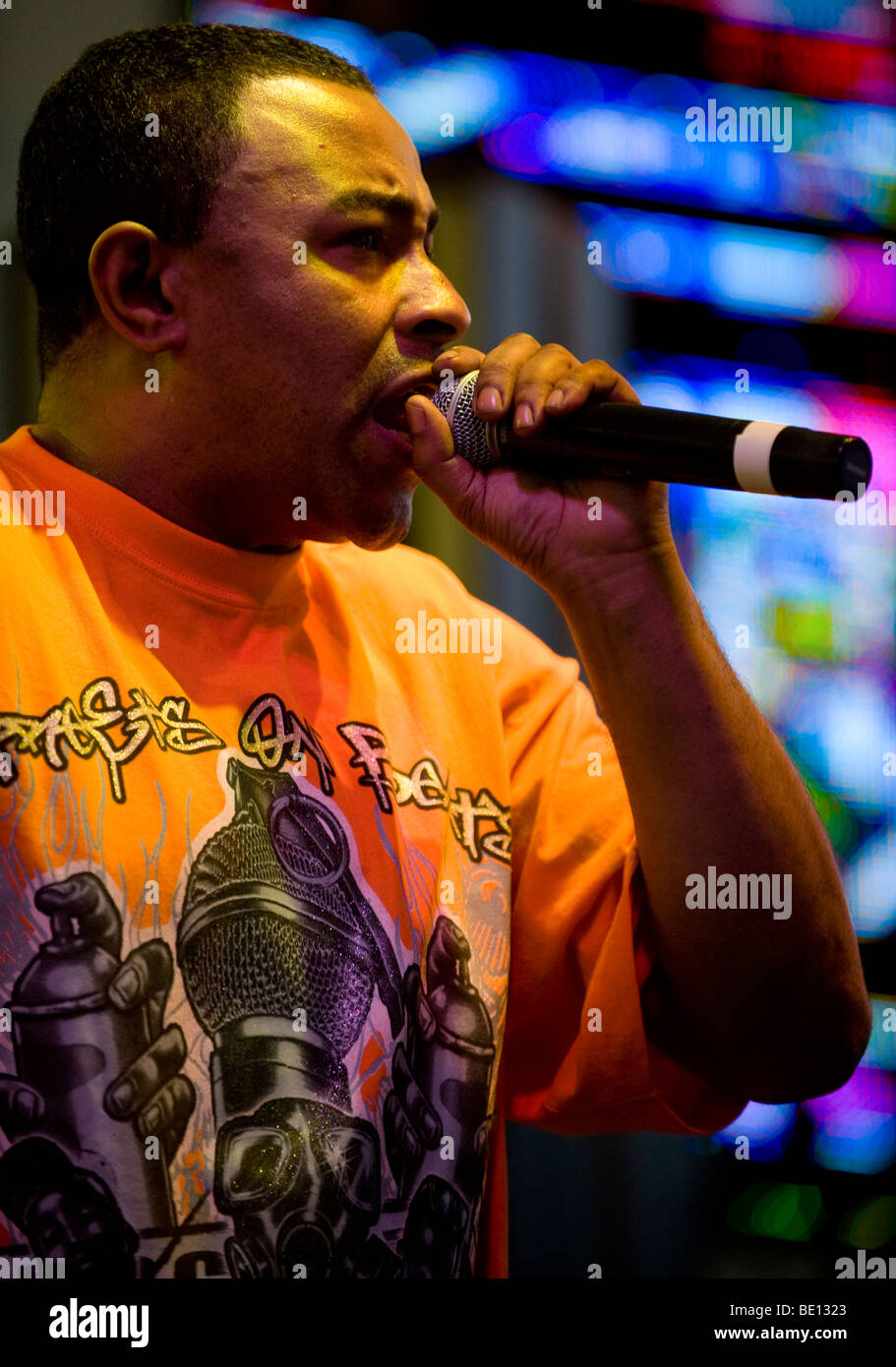 The singer for the Freestylers performing at the 2009 Glade Festival ...