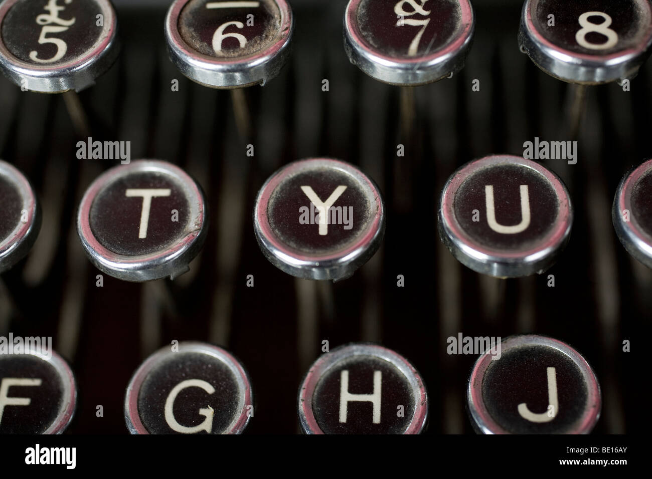 Hand typing typewriter 1930s hi-res stock photography and images - Alamy