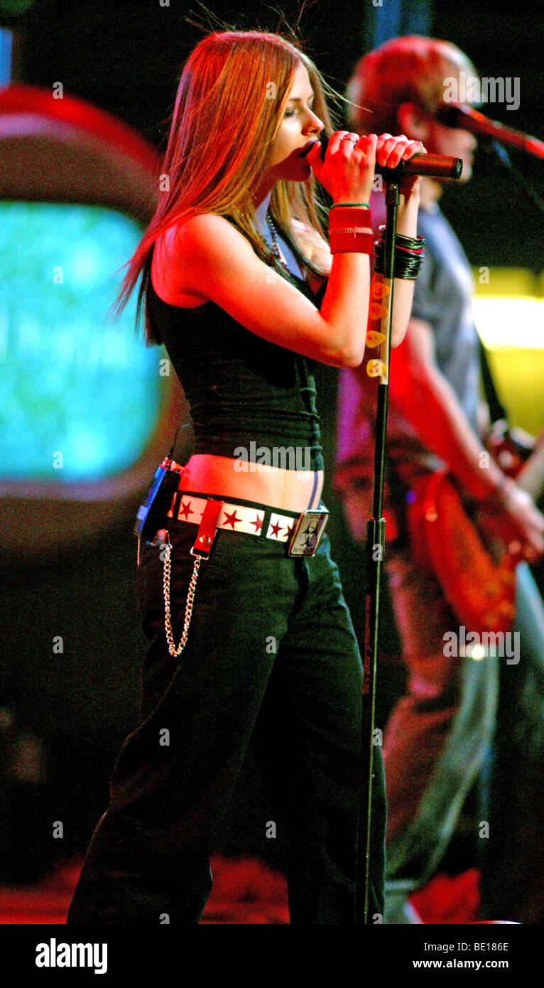 Avril lavigne 2002 hi-res stock photography and images - Alamy