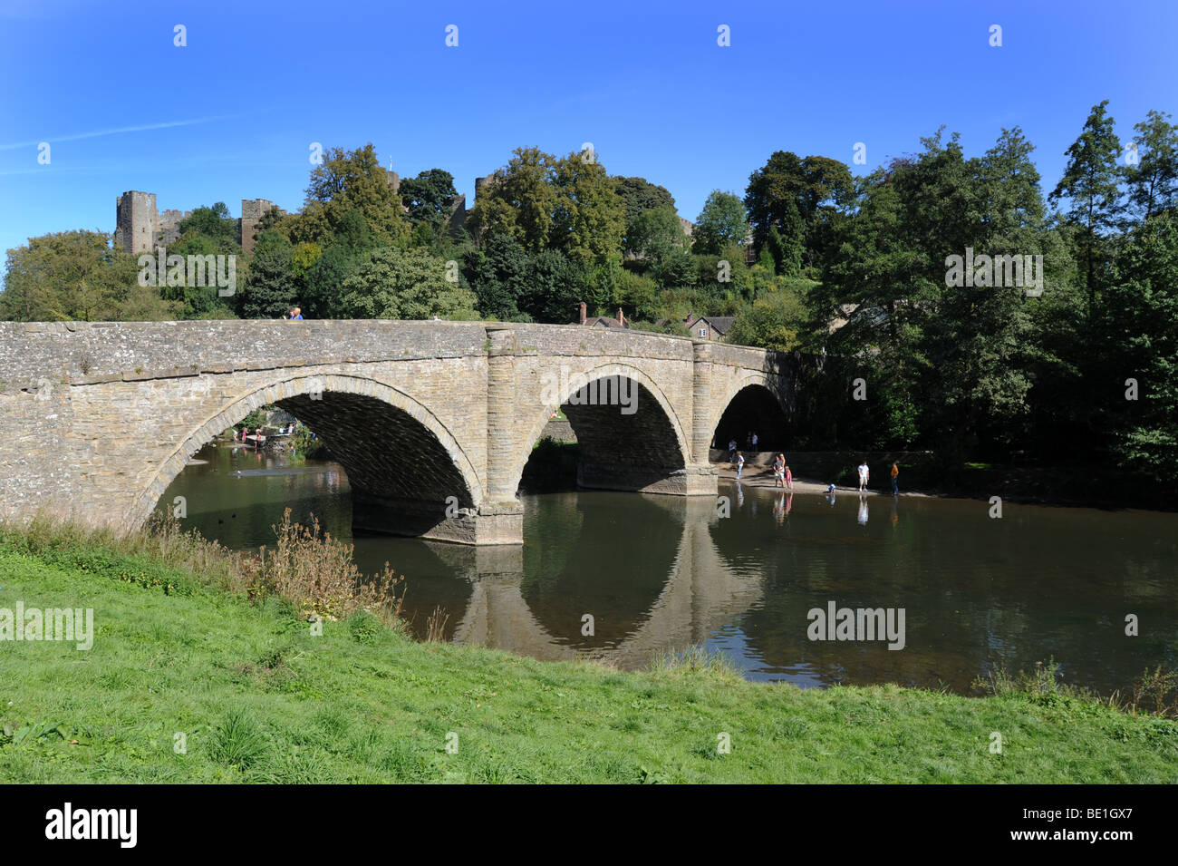 Dinham Bridge crossing the River Teme with Ludlow Castle above Stock ...