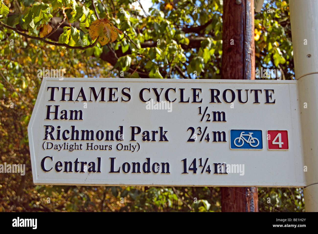 thames cycle route sign beside the river thames at teddington lock ...