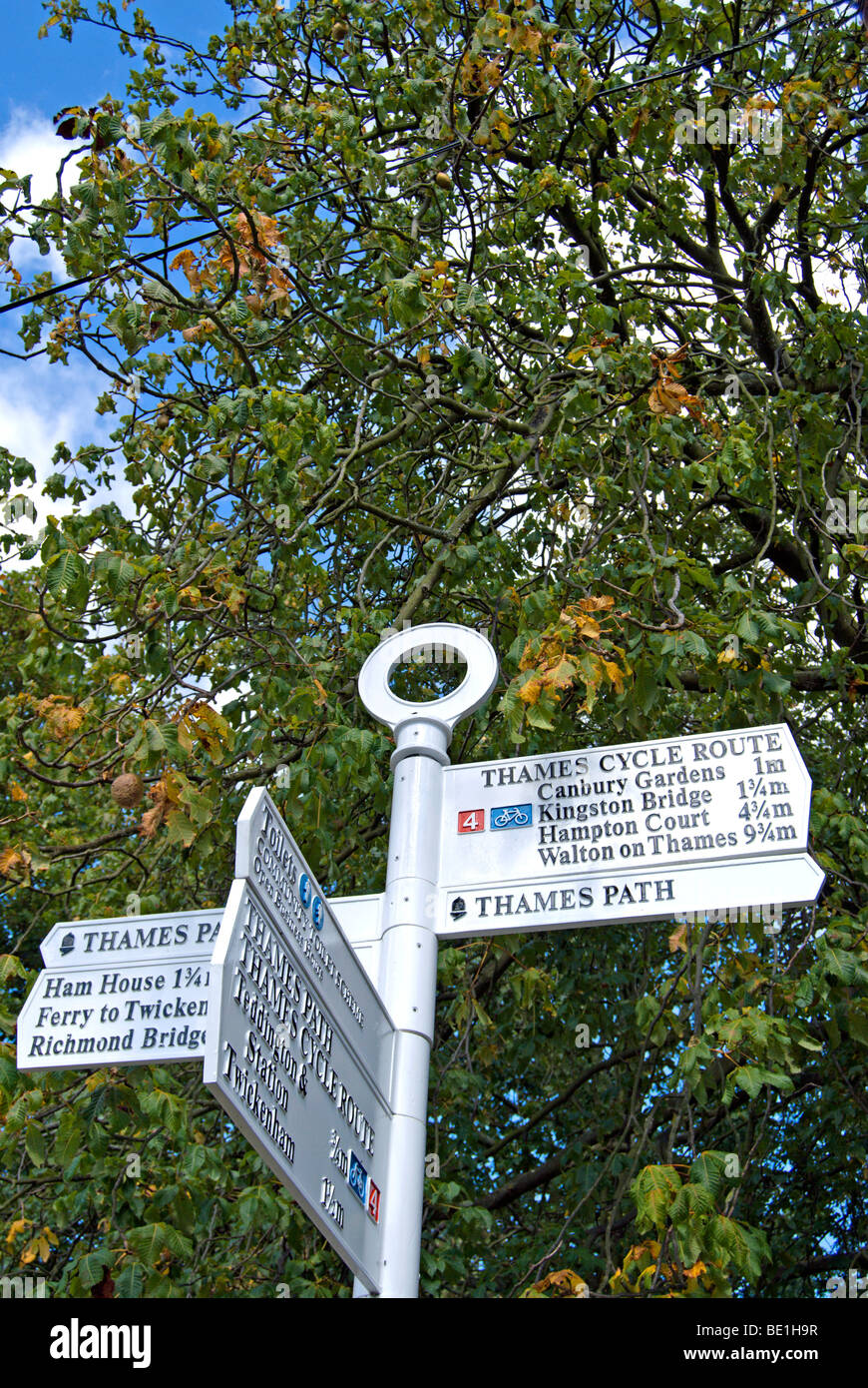 thames cycle route and thames path sign beside the river thames at ...