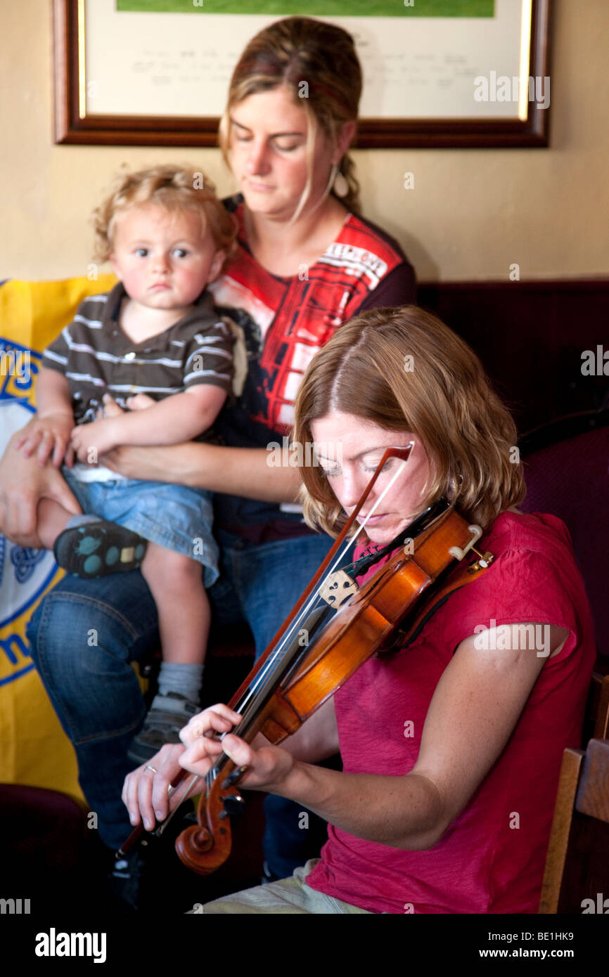 Irish music sessions hi-res stock photography and images - Alamy