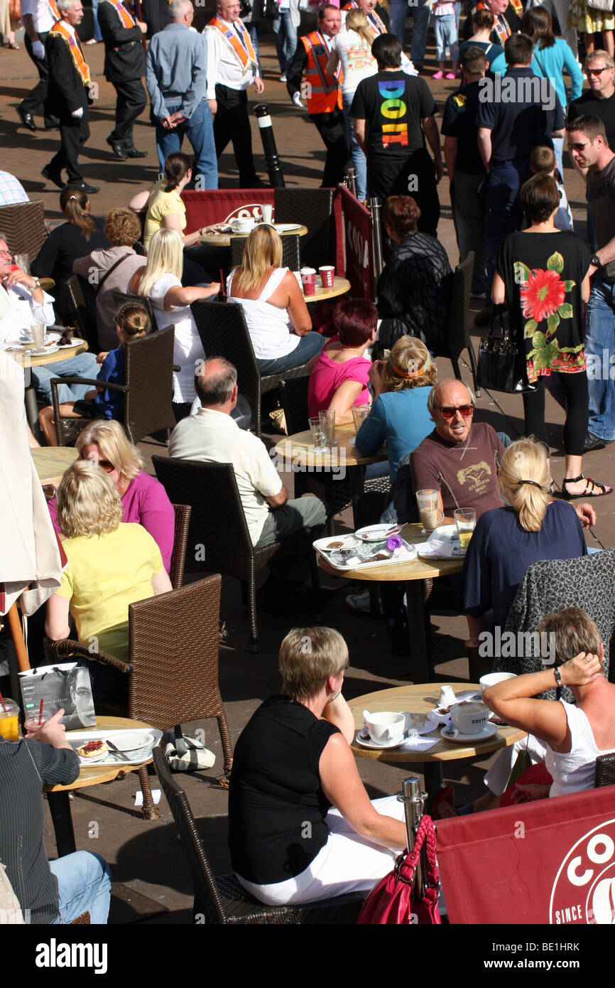 Cafe crowd hi-res stock photography and images - Alamy