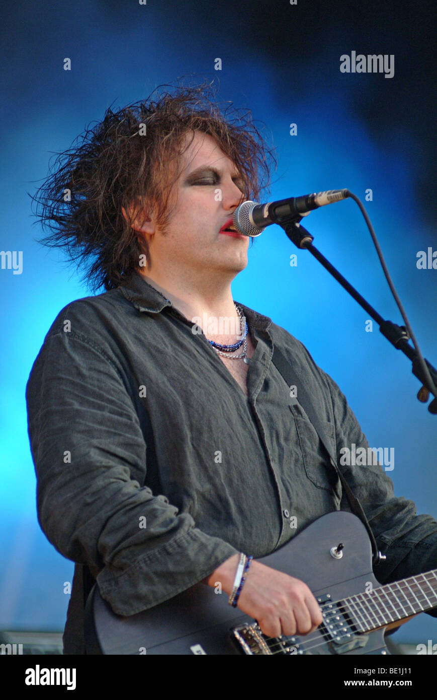 Robert smith the cure 1992 hi-res stock photography and images - Alamy