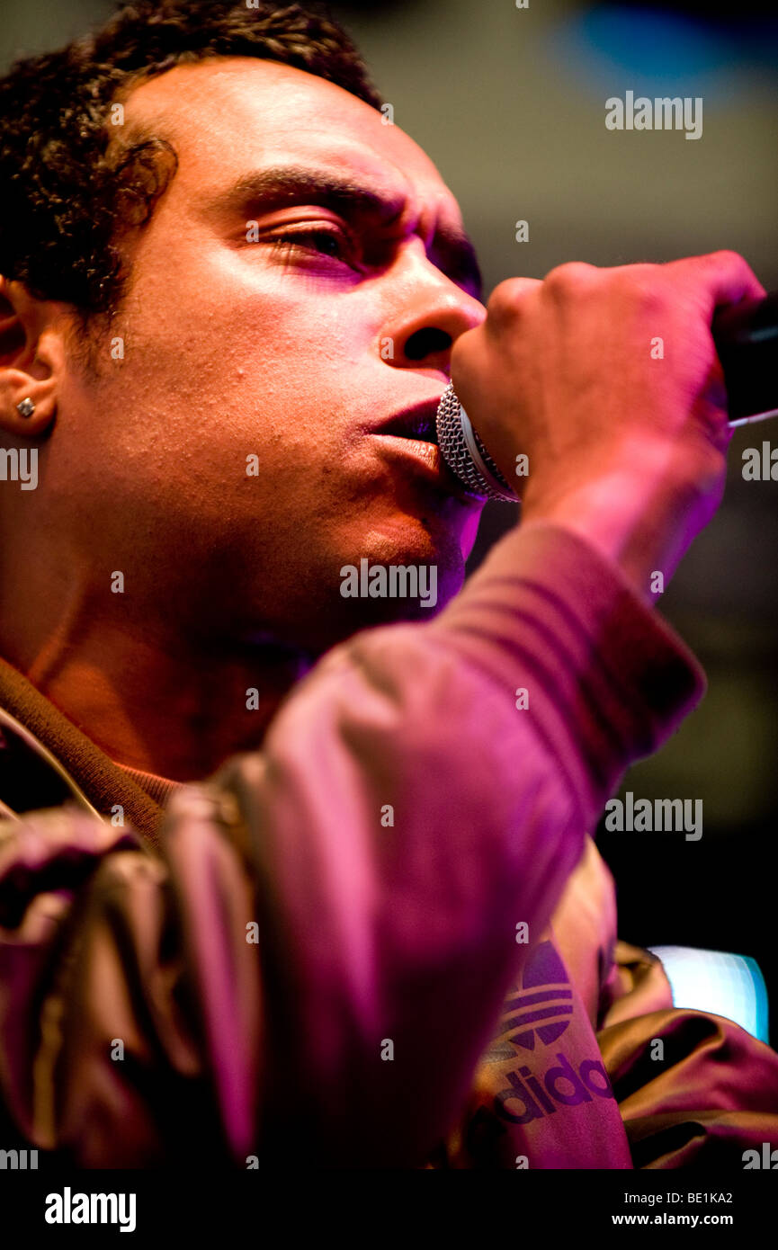 The singer for the Freestylers performing at the 2009 Glade Festival ...