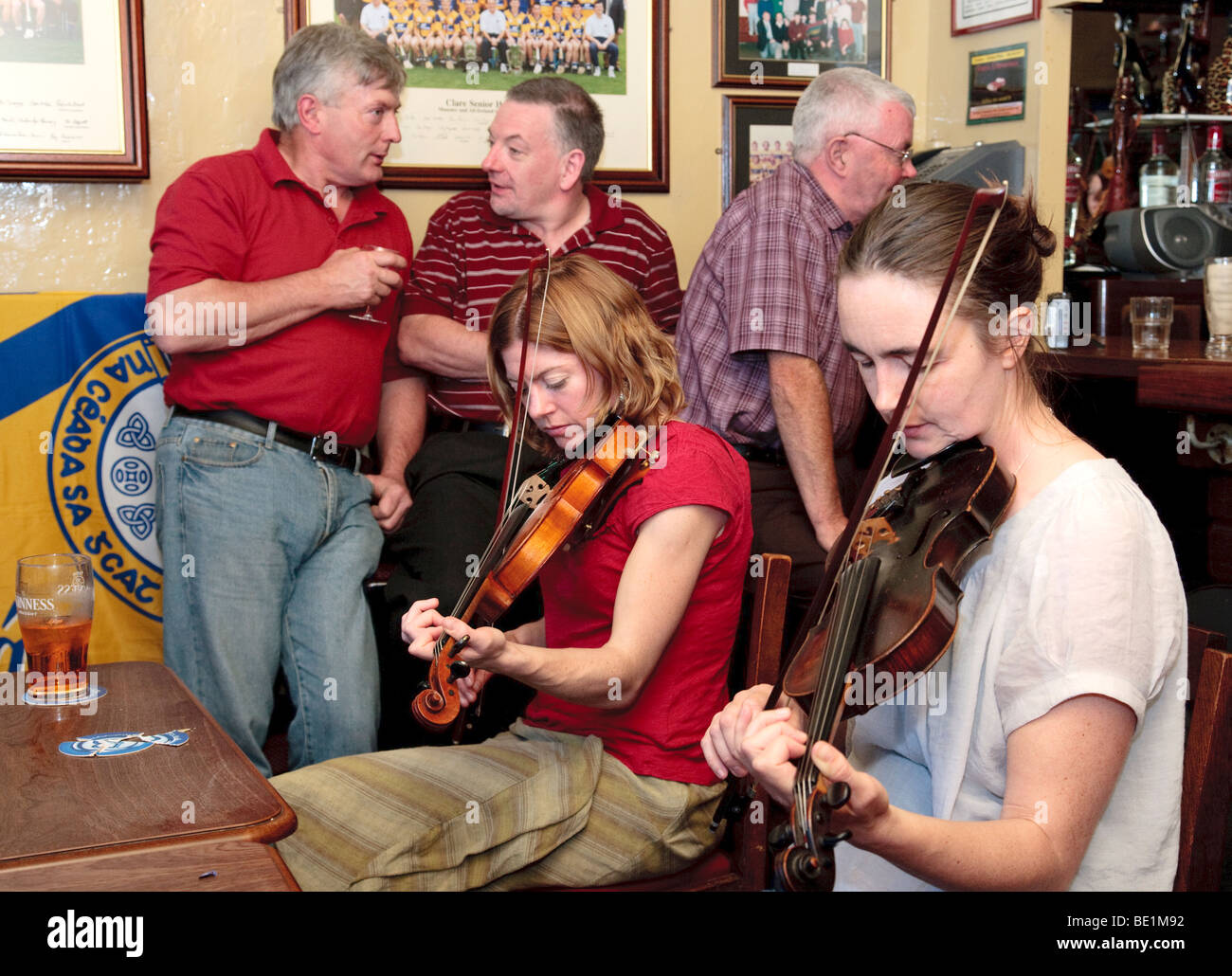 Old men pub traditional hi-res stock photography and images - Alamy