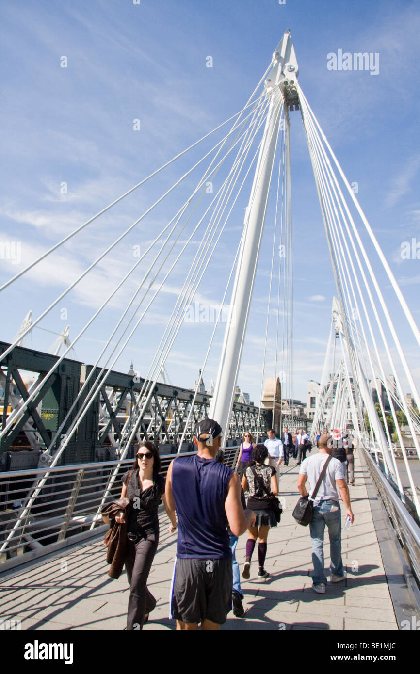 The hungerford pedestrian bridge hi-res stock photography and images ...