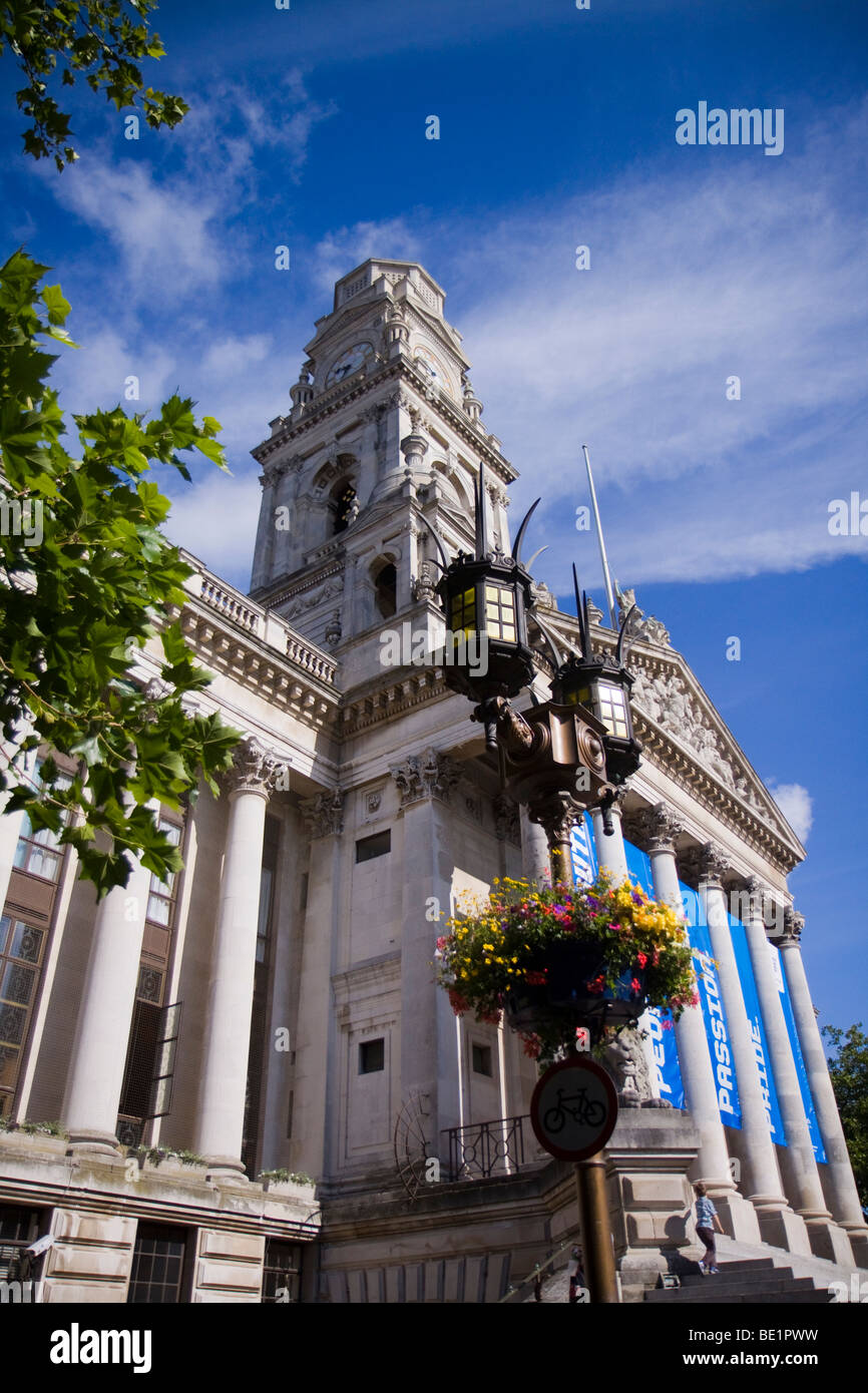 Portsmouth guildhall steps hi-res stock photography and images - Alamy