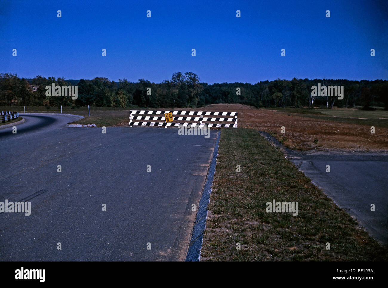 Road closed sign in Australia Stock Photo - Alamy