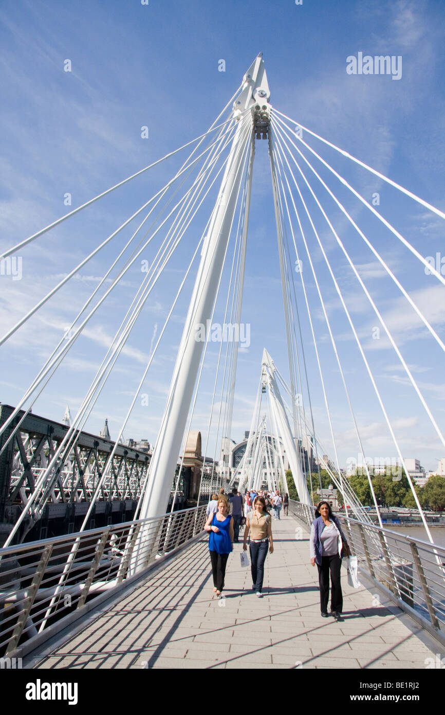 The hungerford pedestrian bridge hi-res stock photography and images ...