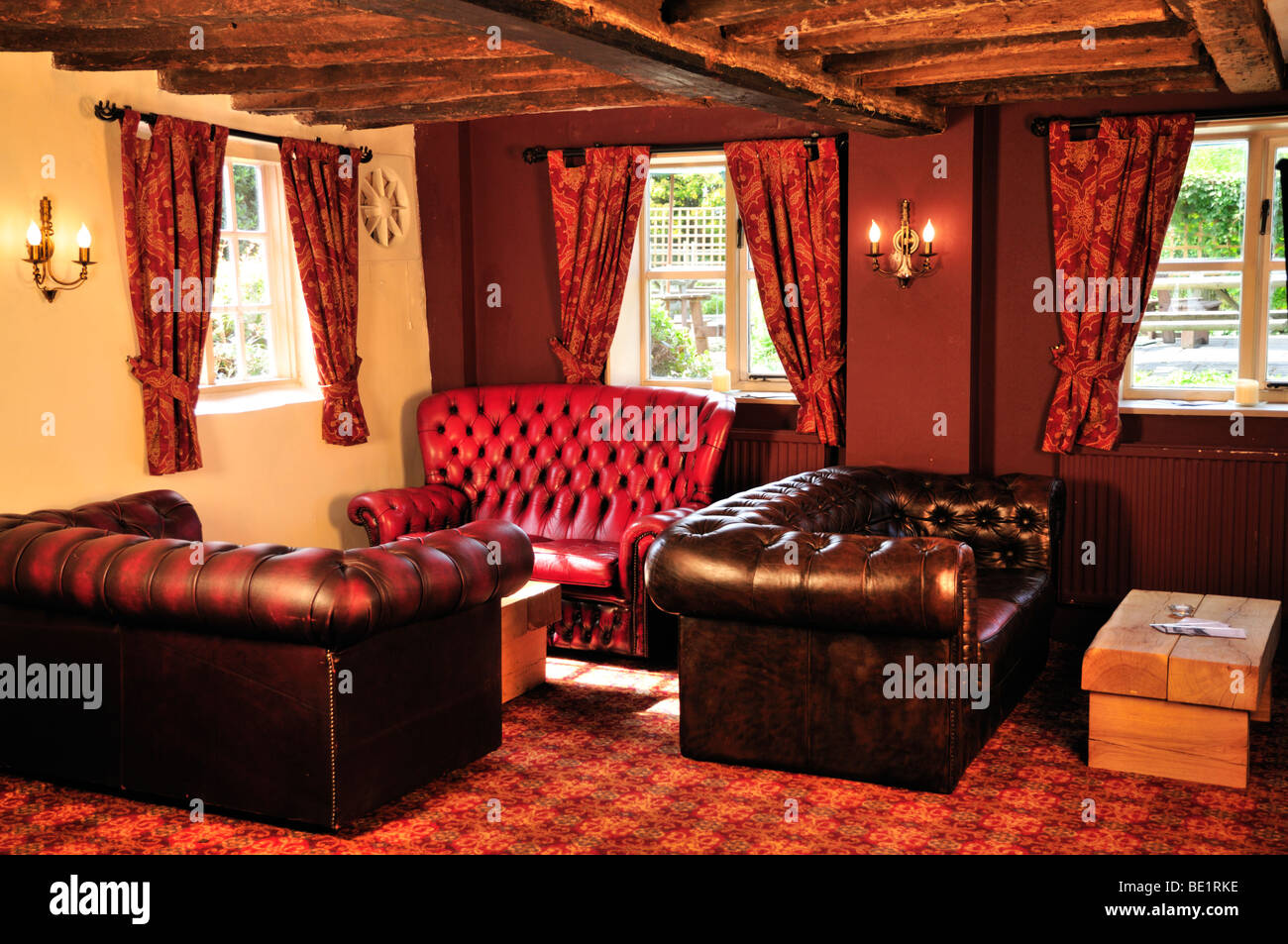 Traditional english pub interior hi-res stock photography and images ...