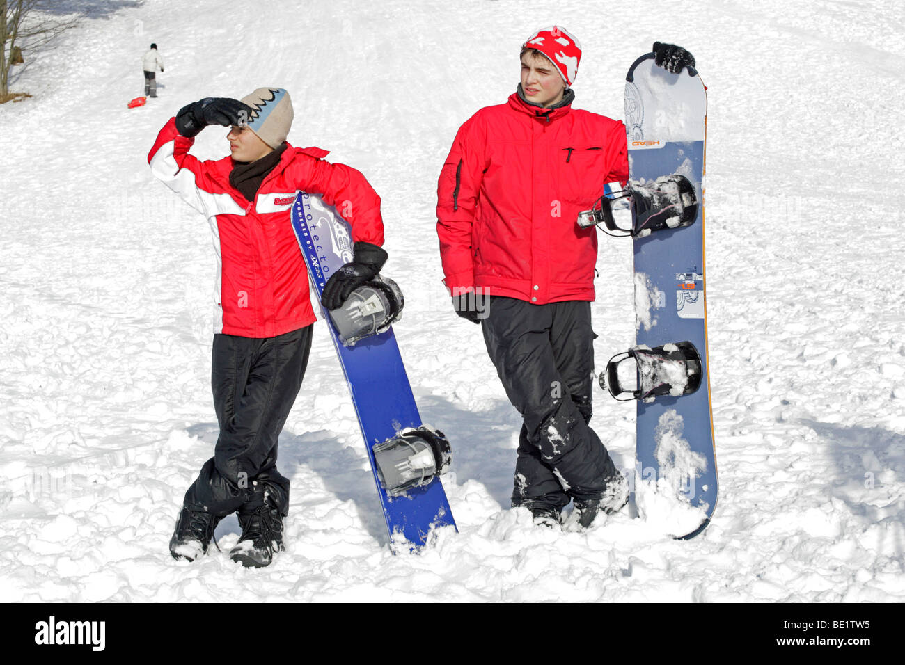 teenagers learning to snowboard Stock Photo - Alamy