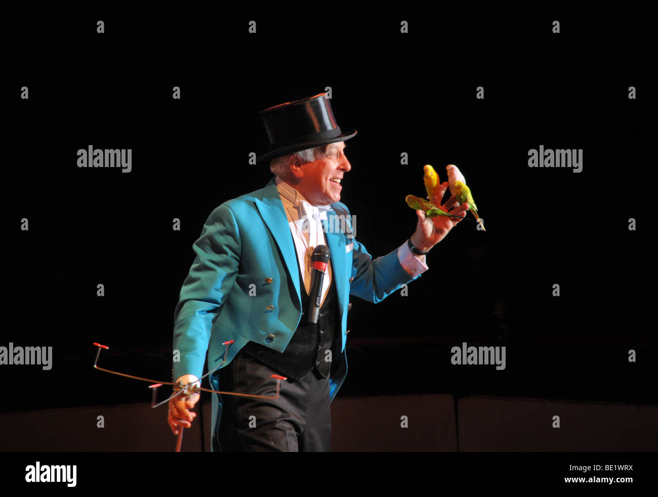 Circus ringmaster hi-res stock photography and images - Alamy