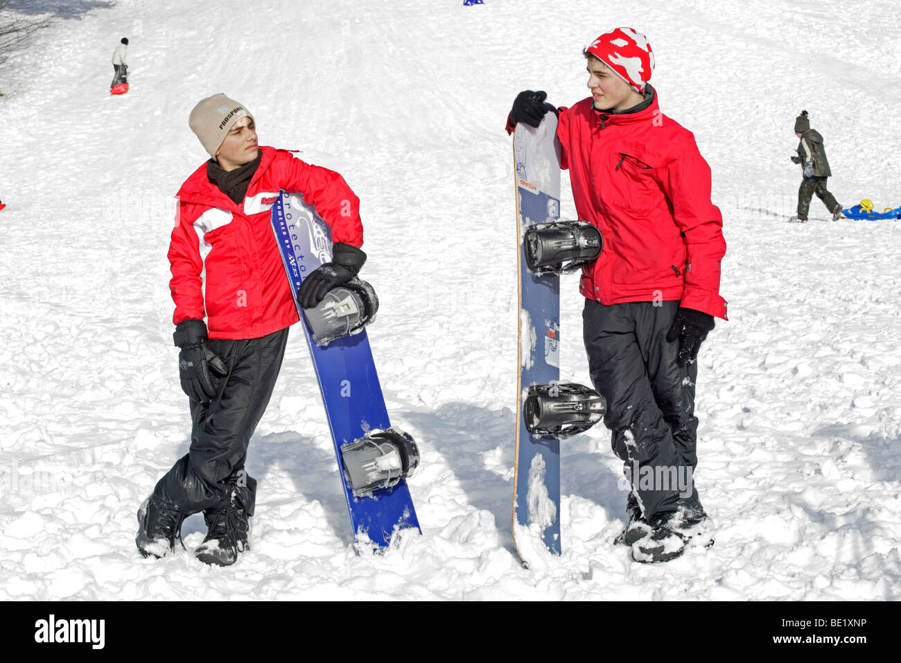 teenagers learning to snowboard Stock Photo - Alamy