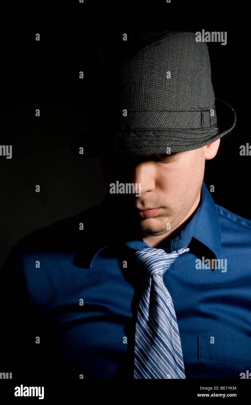White fedora gangster hi-res stock photography and images - Alamy