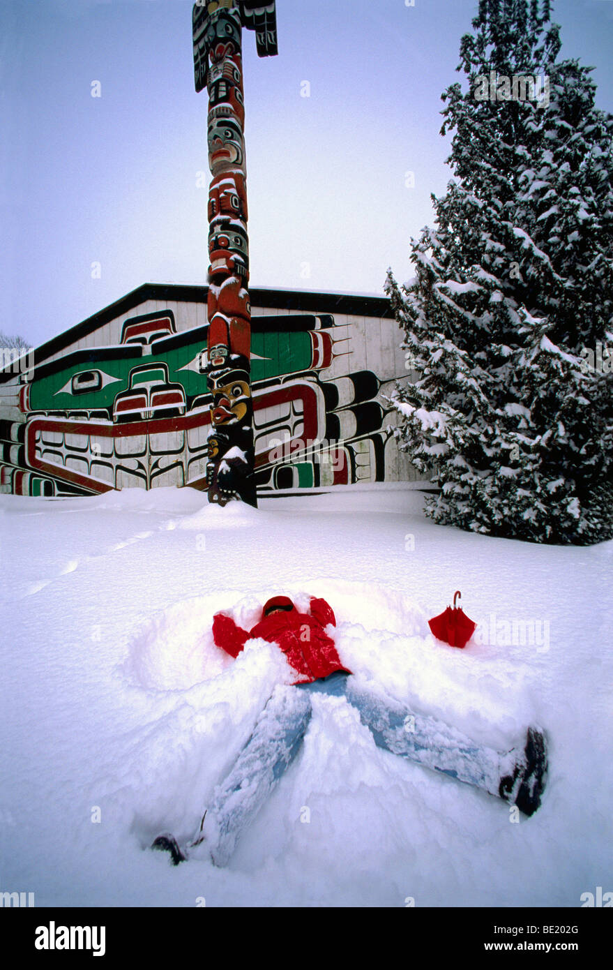 Kwakiutl longhouse hi-res stock photography and images - Alamy