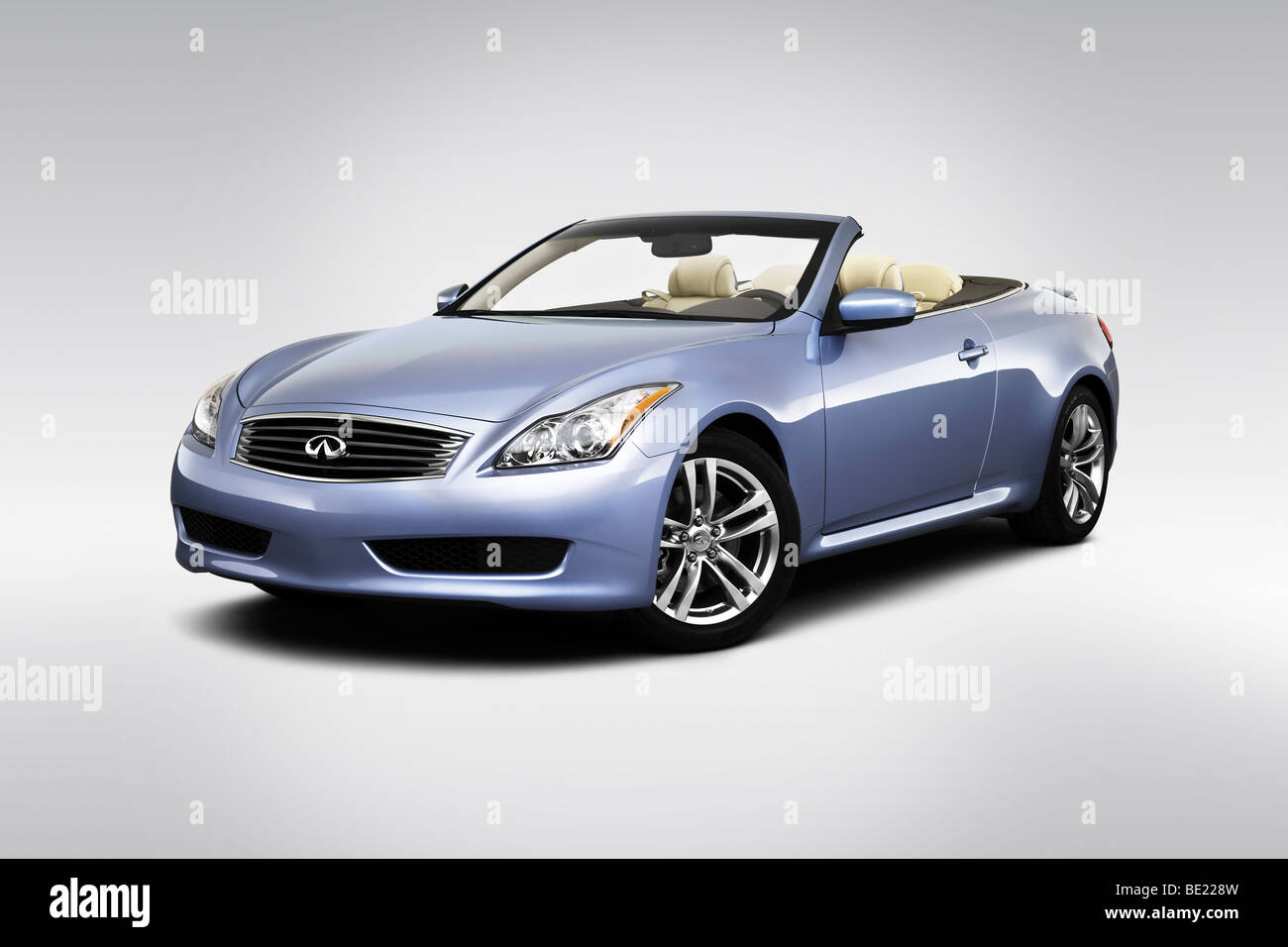 Nissan Infiniti G Convertible Stock Photo - Alamy