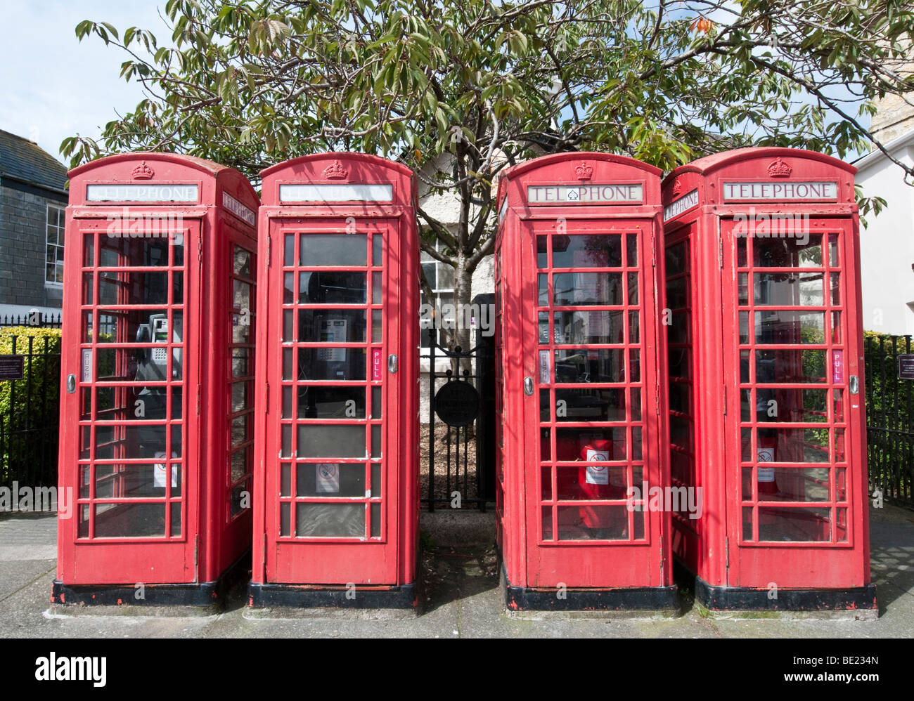 4 red telephone boxes hi-res stock photography and images - Alamy
