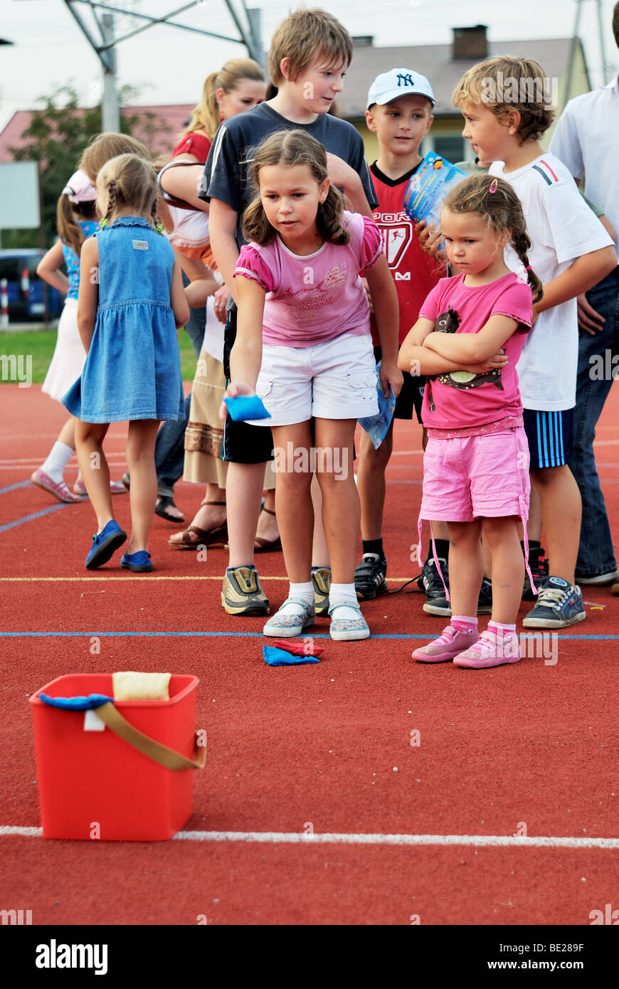The girl throws the trash Stock Photo - Alamy