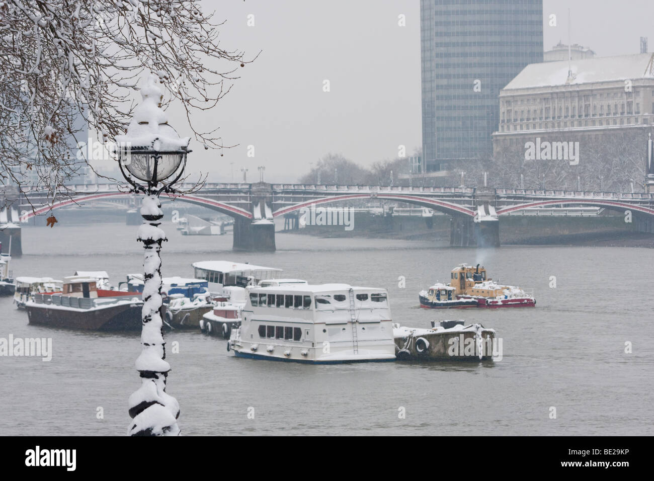 Snow covered London lamp post and River Thames in 2009 Stock Photo - Alamy