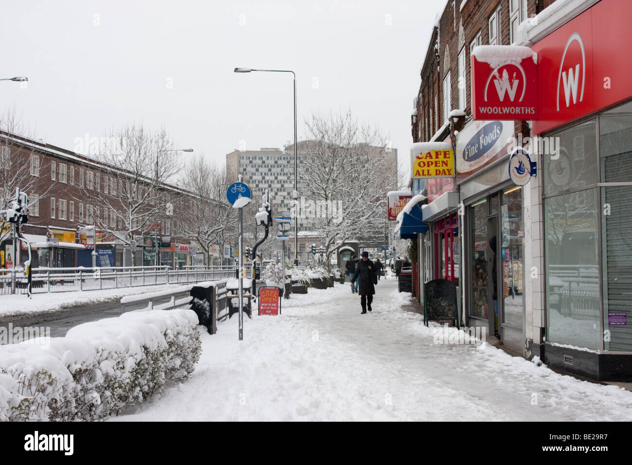 Heavy snow on Morden high street in Merton, south London, Surrey Stock ...