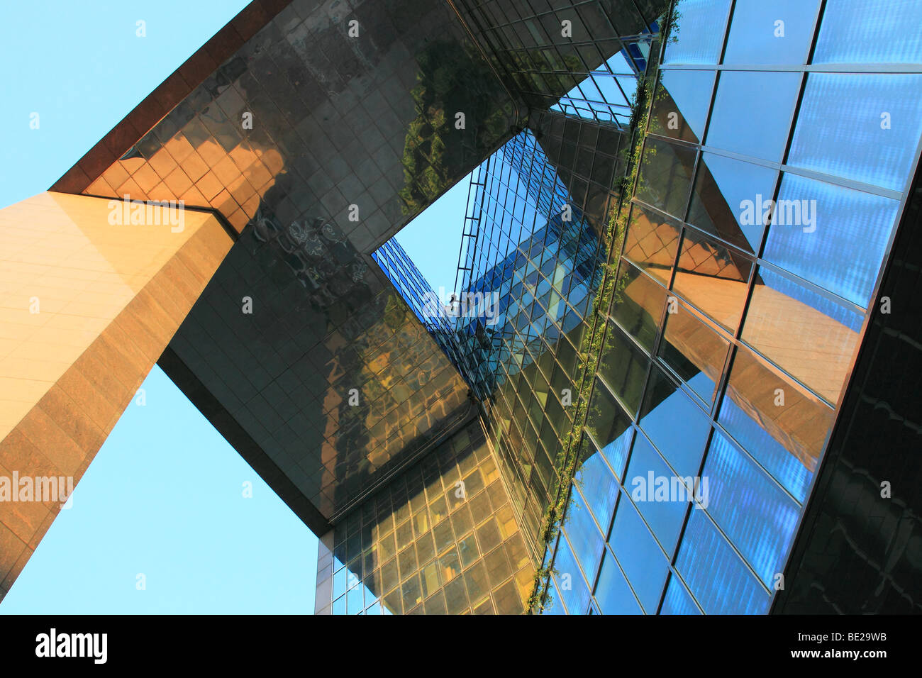 Office london bridge hi-res stock photography and images - Alamy