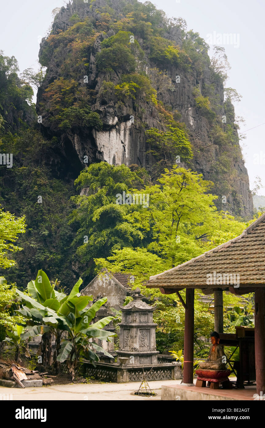 A rock formation at Tam Kok overlooking a Vietnamese Buddha Stock Photo ...