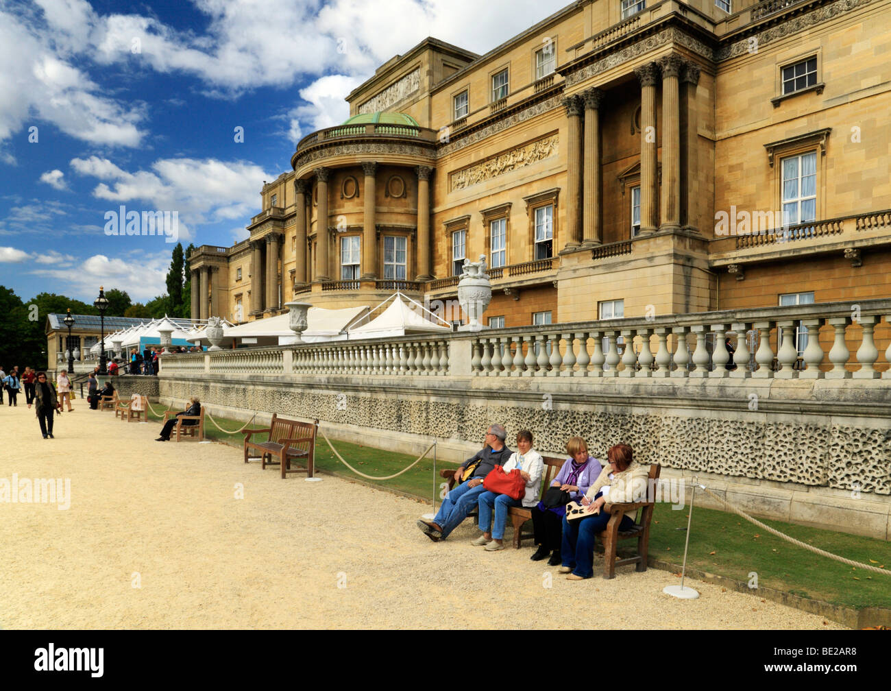 Back of buckingham palace hi-res stock photography and images - Alamy