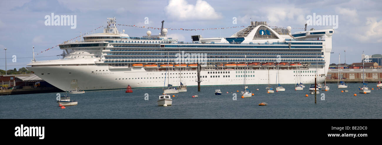 Princess cruise hi-res stock photography and images - Alamy