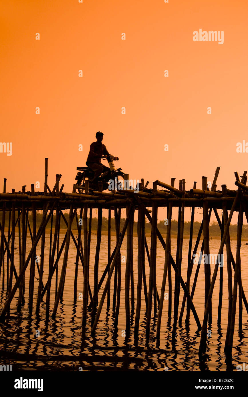 Bamboo bridge across the Mekong River to Koh Pen (island), Kompong Cham ...